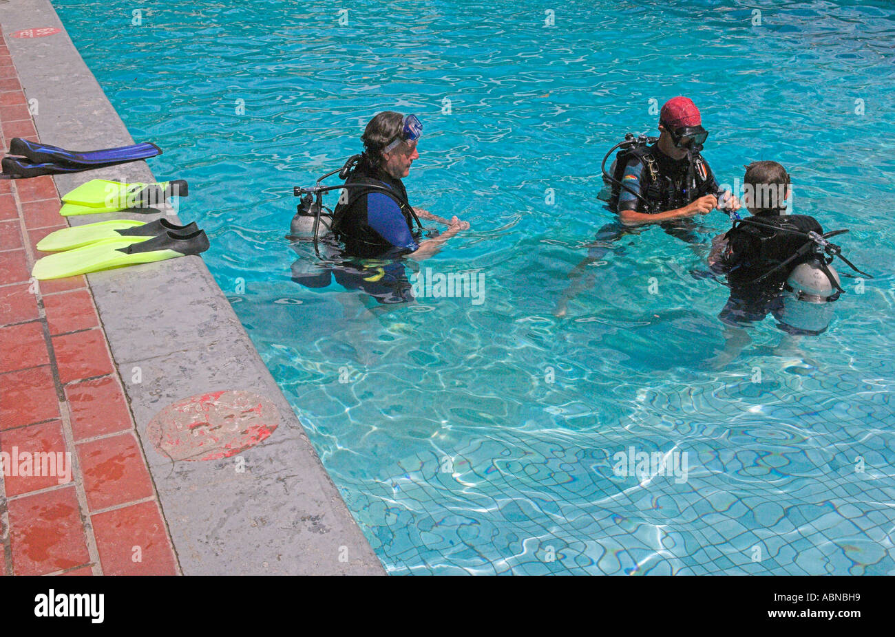 Scuba diving lesson swimming pool hi-res stock photography and images ...