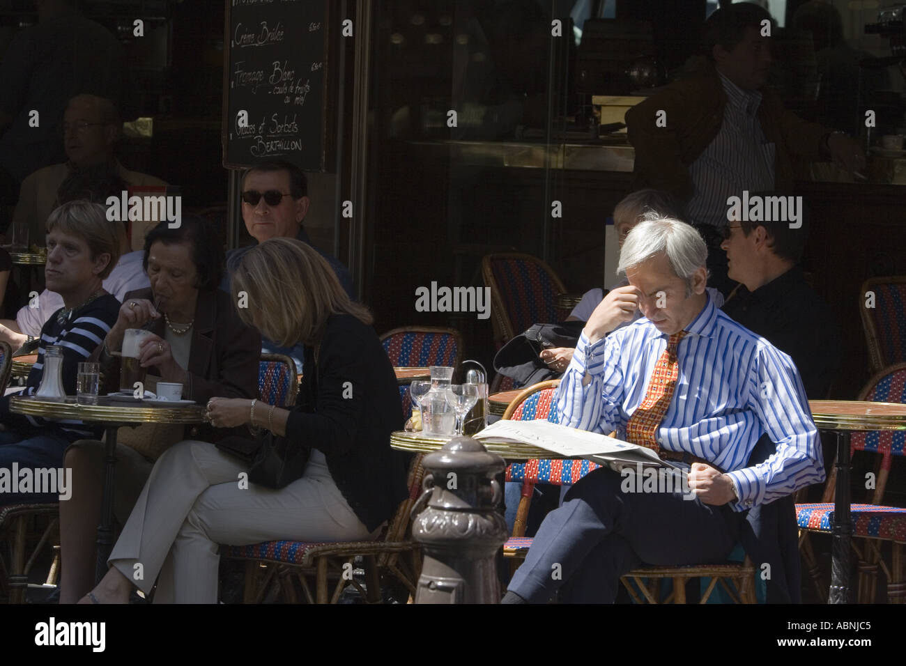 Paris cafe newspaper read hi-res stock photography and images - Alamy