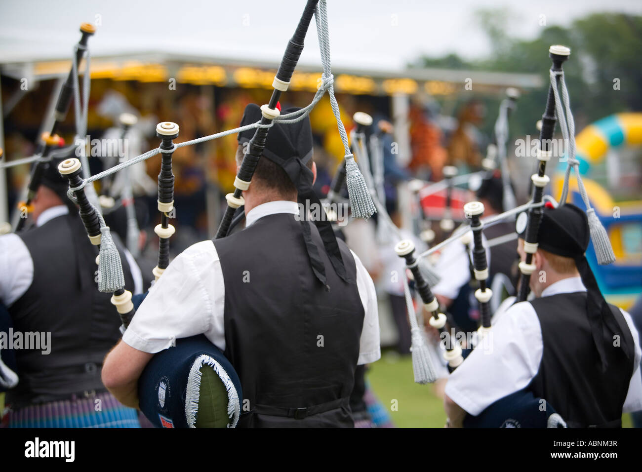 Pipers piping in Pipe and Drum band at Markinch Highland Games Stock ...