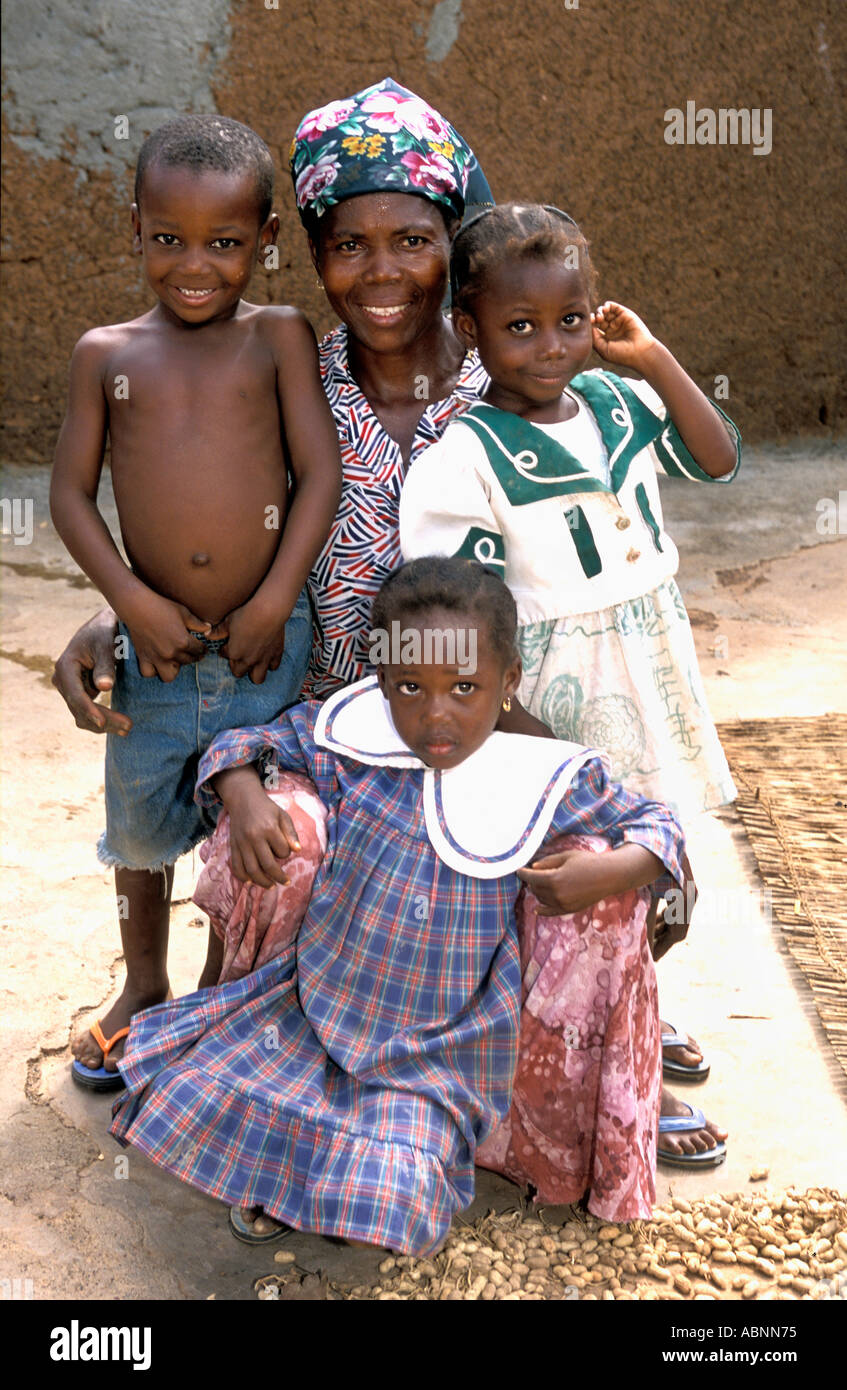 Poor african family hi-res stock photography and images - Alamy