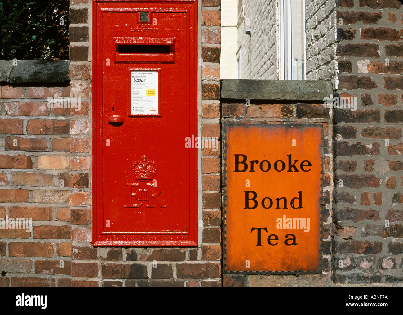 Old fashioned BRITISH POST BOX Stock Photo - Alamy