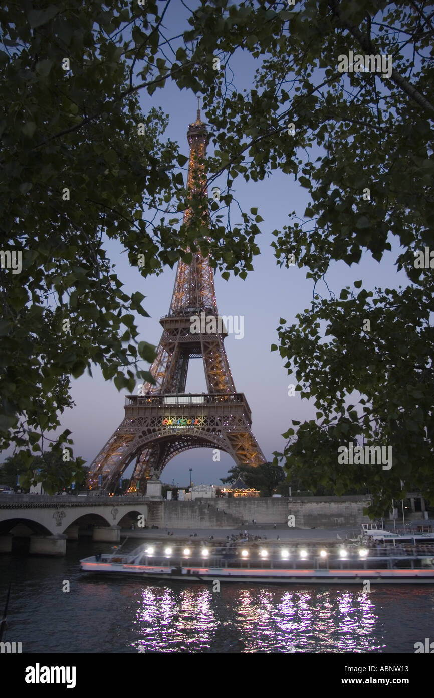 Seine river cruise evening eiffel tower hi-res stock photography and ...