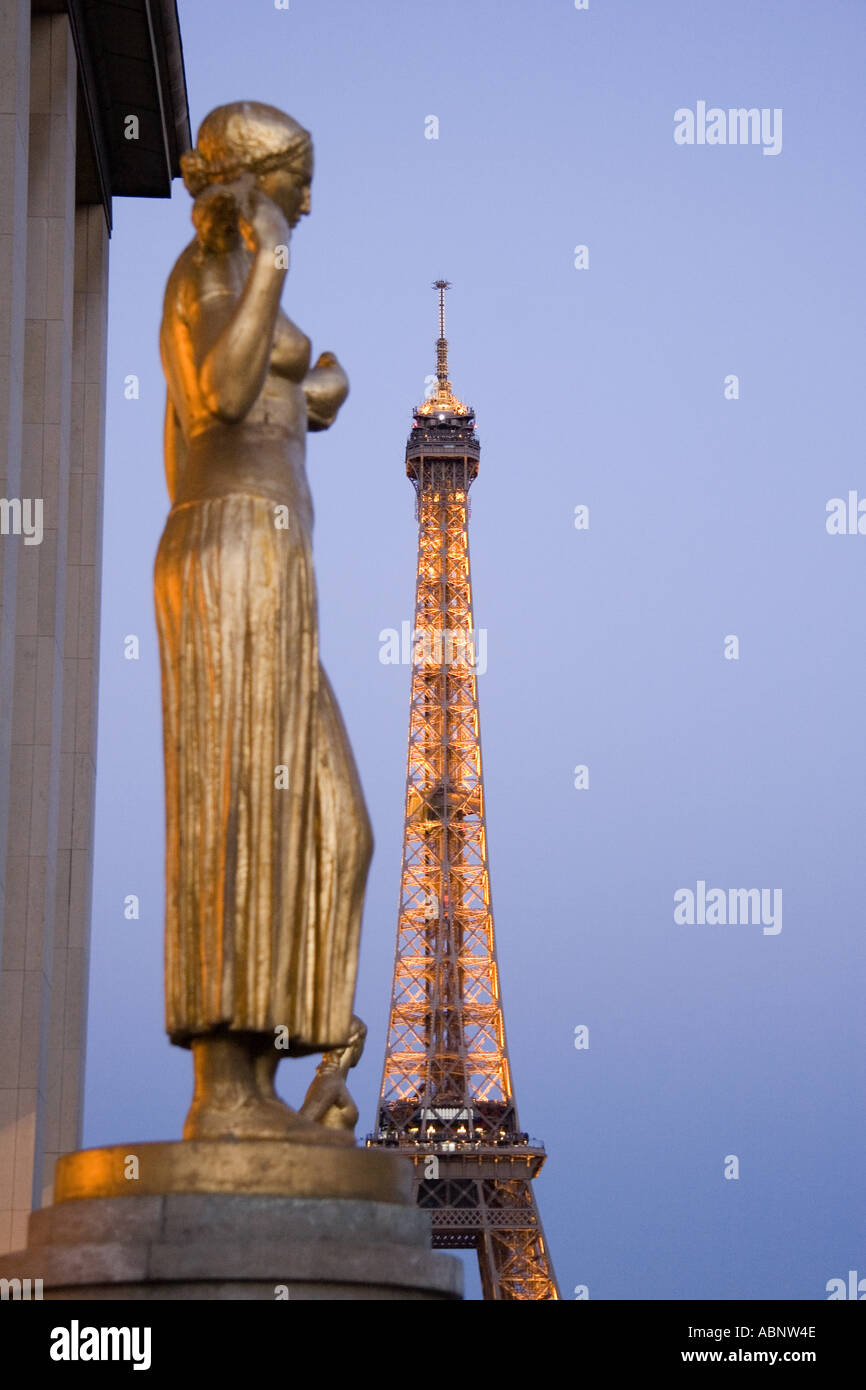 Golden statues at the Palais de Chaillot and the Tour Eiffel Paris ...