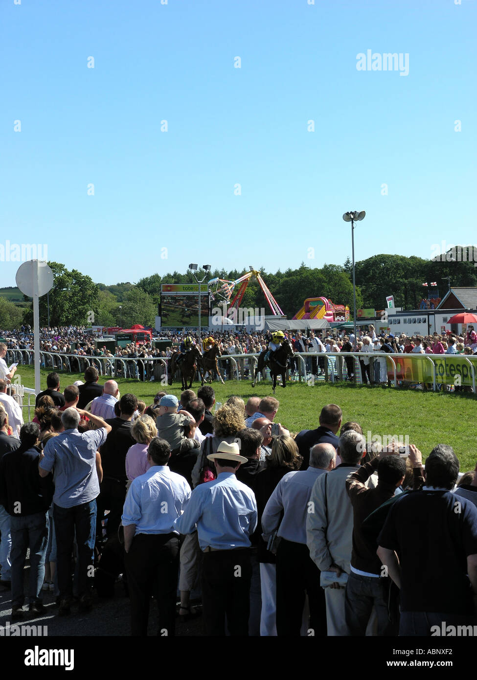 Crowd horse racing sports track spectator hi-res stock photography and ...