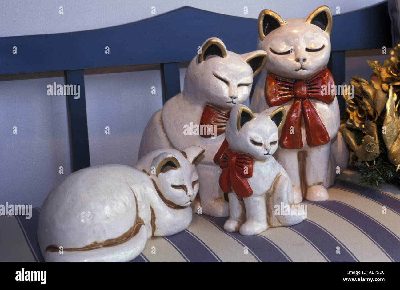 Pottery cats hi-res stock photography and images - Alamy