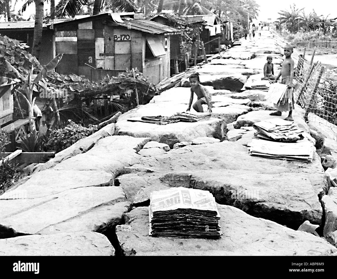 Tondo Manila. A boy salvages waste paper Stock Photo - Alamy