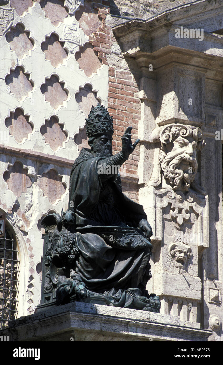 Pope Giulio III statue Stock Photo - Alamy