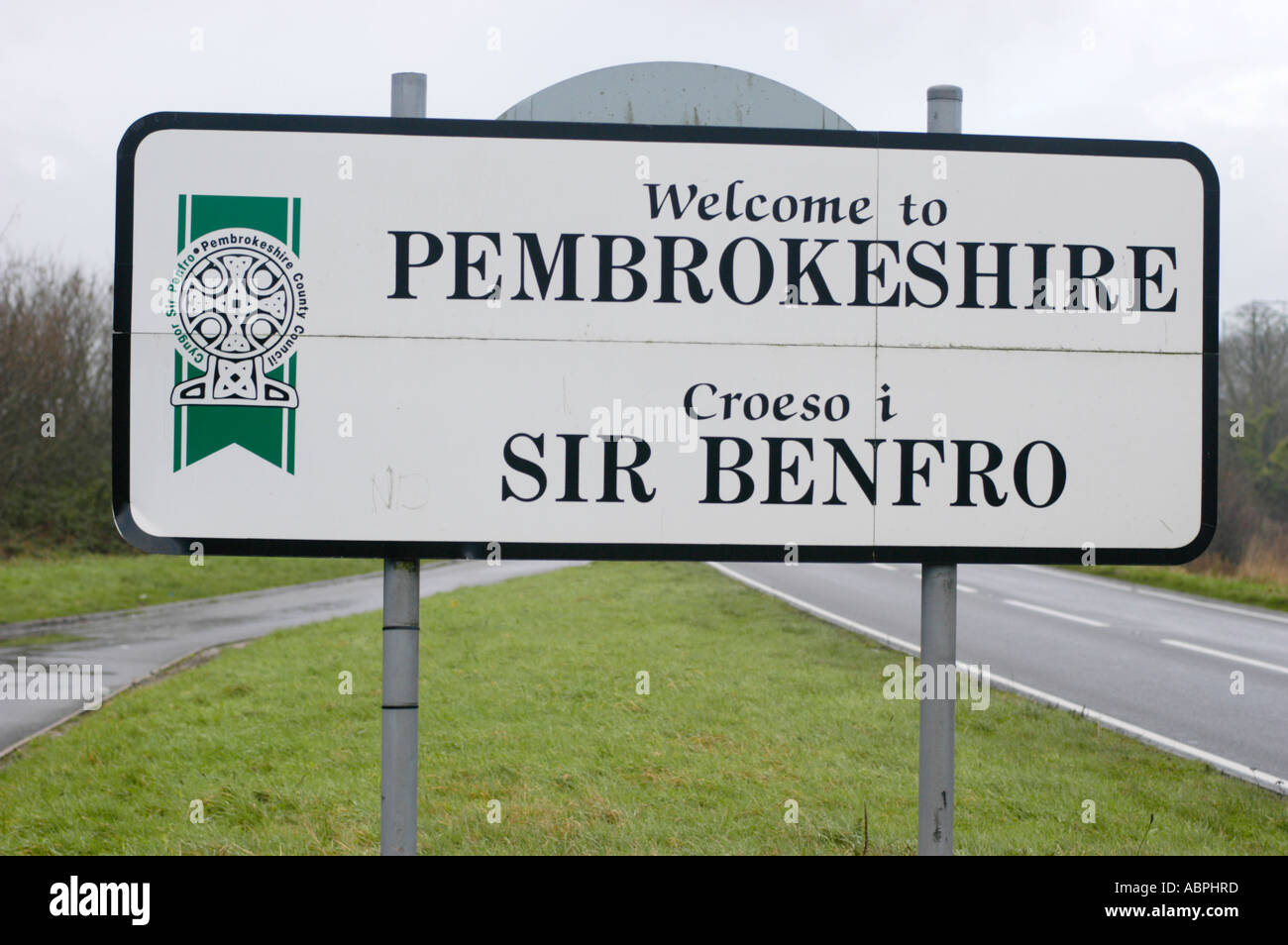 Welcome to wales road sign hi-res stock photography and images - Alamy