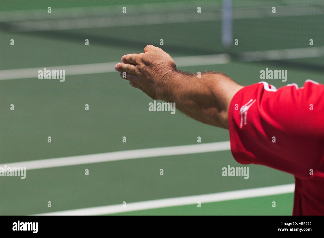 Line judge calls ball out at the 2003 WTA Acura Classic tennis ...