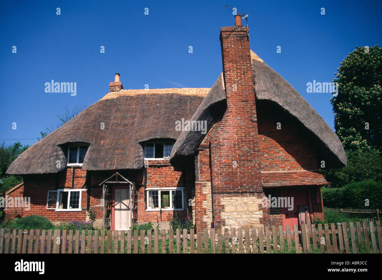 Traditional english thatched cottage in Clifton Hampden in Oxfordshire ...
