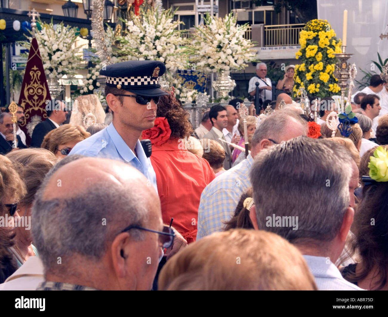 Policeman crowd hi-res stock photography and images - Alamy