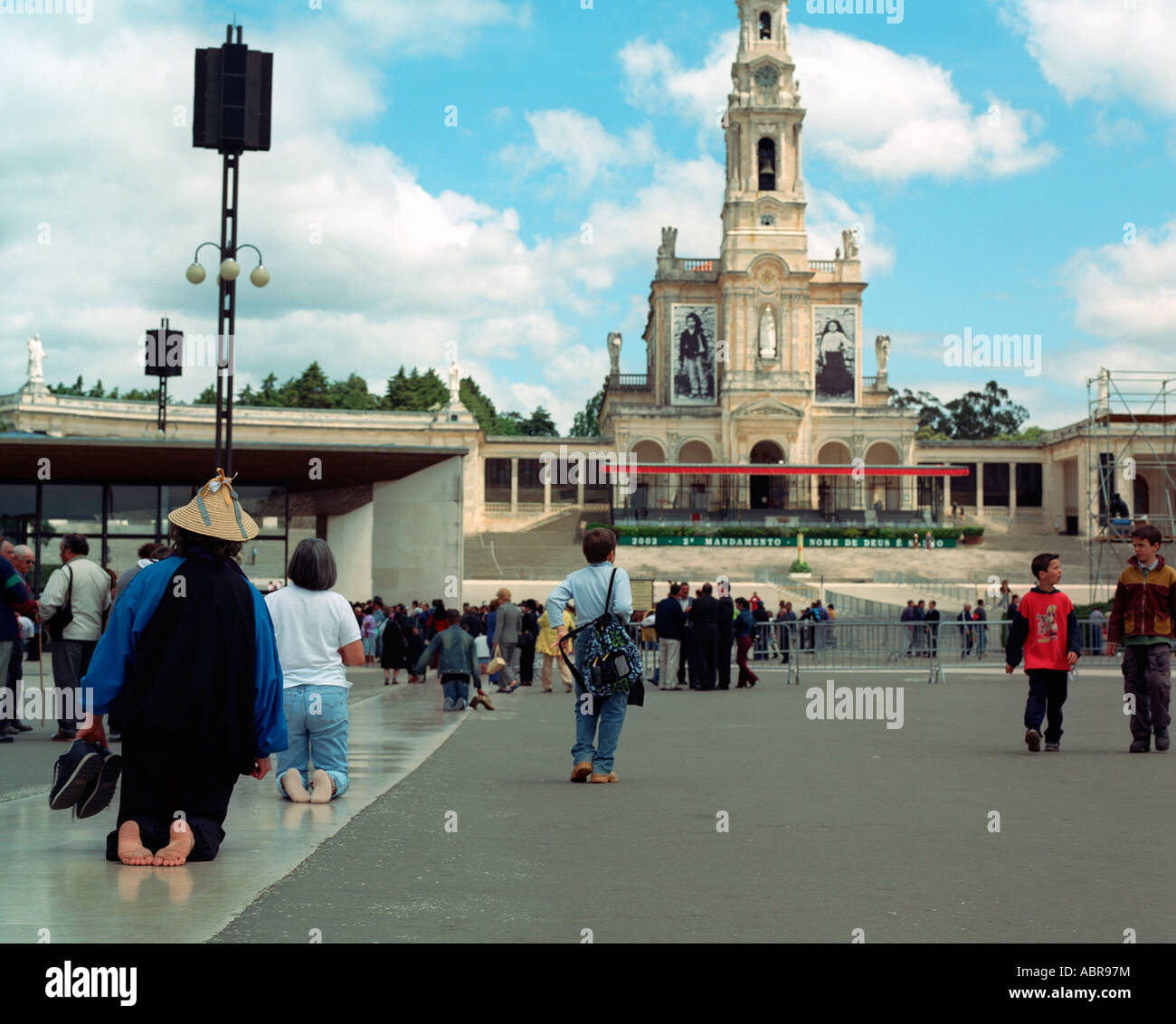 Catholic faithful crawl on hands and knees in pilgrimage to the statue ...