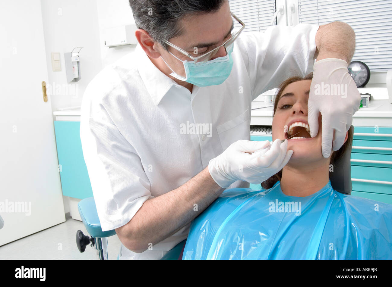 Dentist Injection Stock Photos & Dentist Injection Stock Images - Alamy