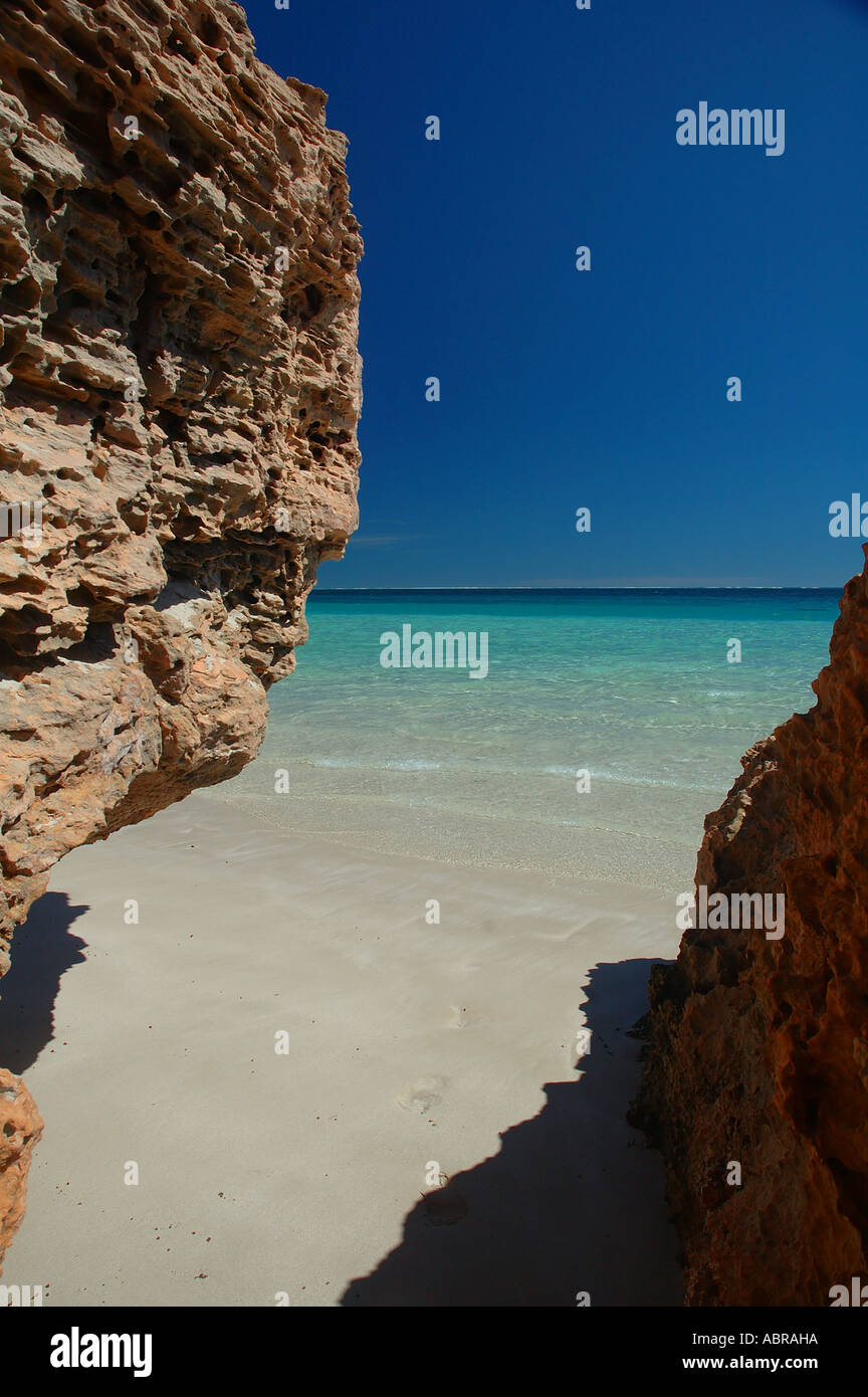 Red rocks and clear tropical waters of Coral Bay Ningaloo Reef Marine ...