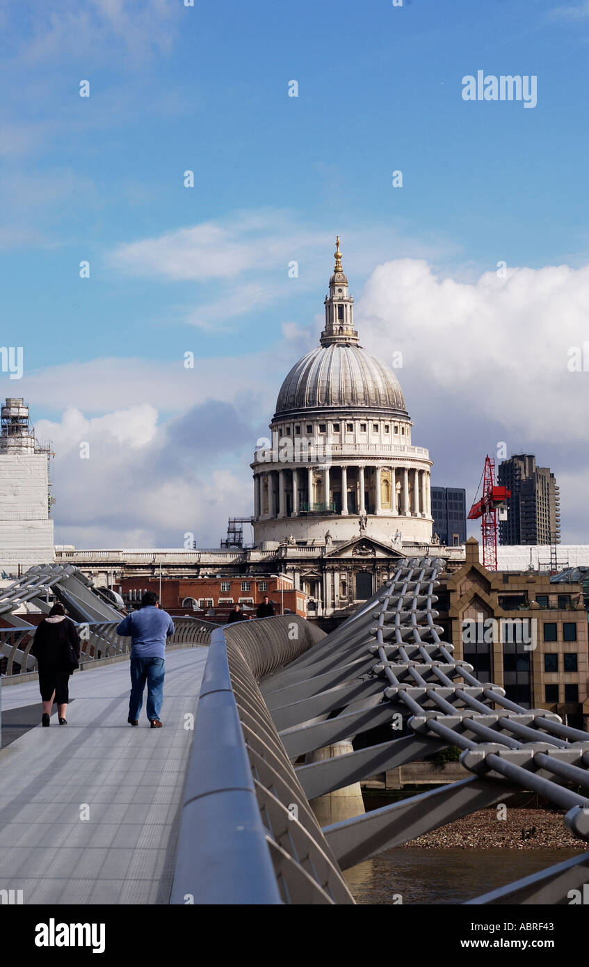 MILLENIUM WALKWAY TOWARDS ST PAULS Stock Photo - Alamy