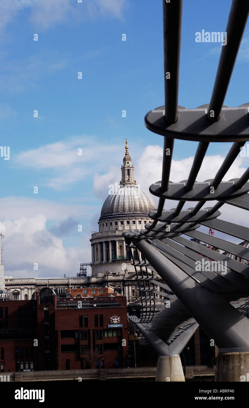 MILLENIUM WALKWAY TOWARDS ST PAULS Stock Photo - Alamy