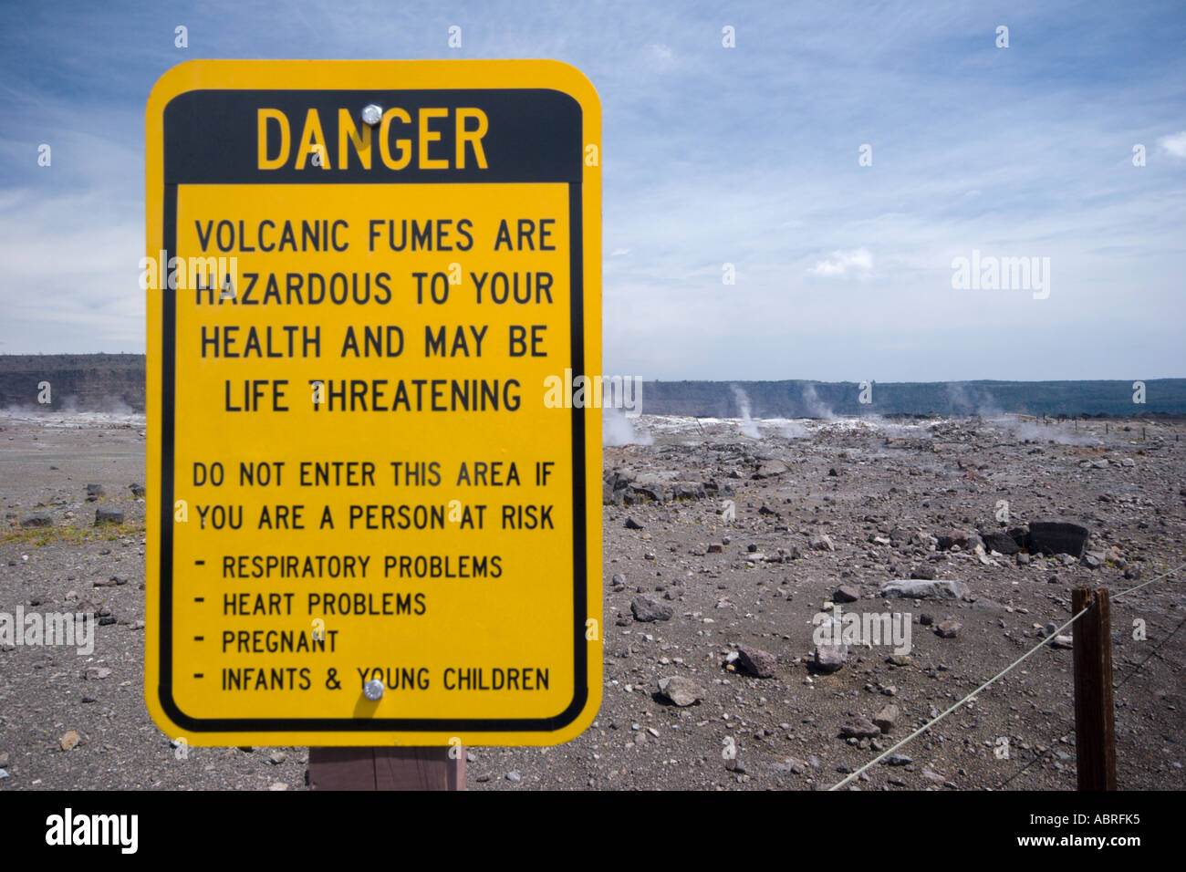 Warning sign at the sulphur vents on the Halema'uma'u Caldera Trail ...