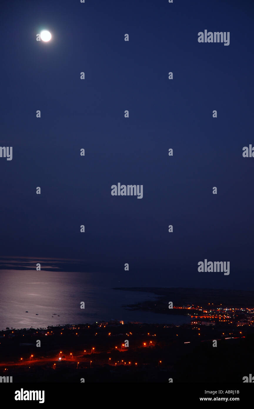 Full moon setting Kailua Kona Hawaii Stock Photo - Alamy