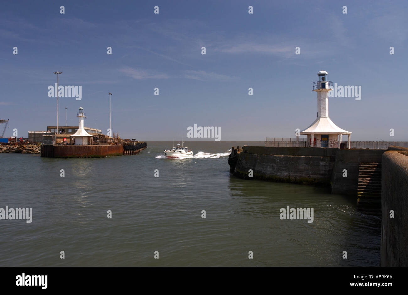 Sea wall lowestoft hi-res stock photography and images - Alamy