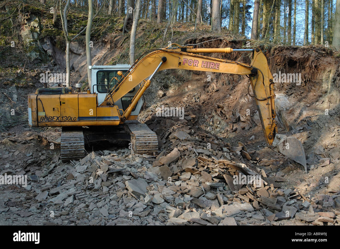 Jcb digger digging hole hi-res stock photography and images - Alamy