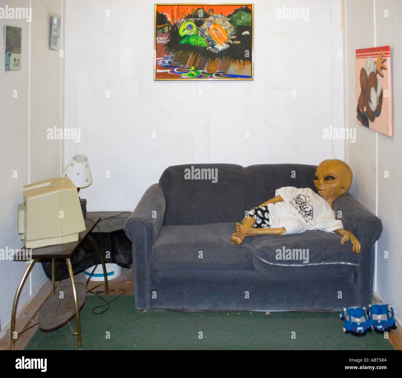 Alien watching tv hi-res stock photography and images - Alamy