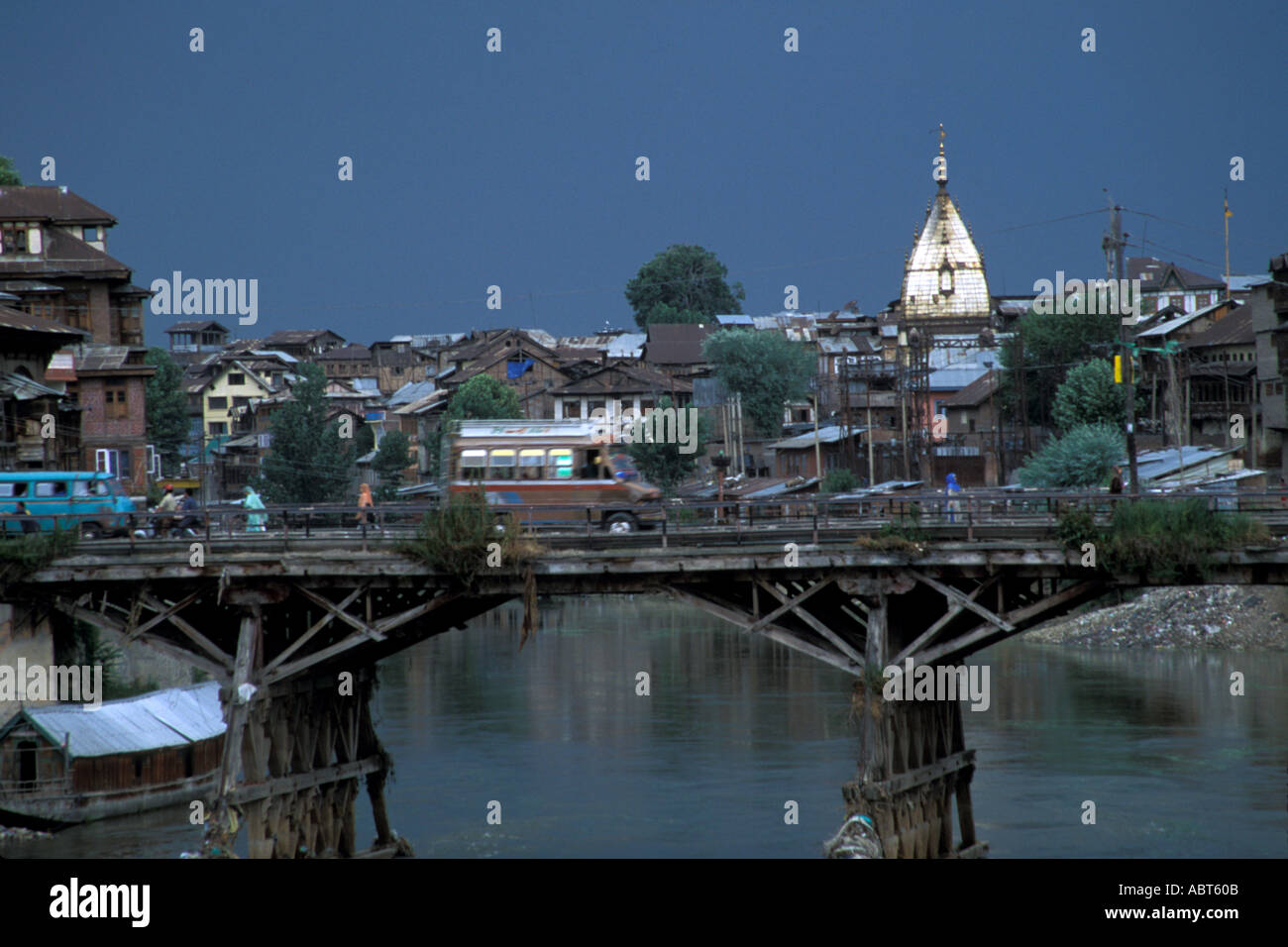 Srinagar bridge over the river hi-res stock photography and images - Alamy