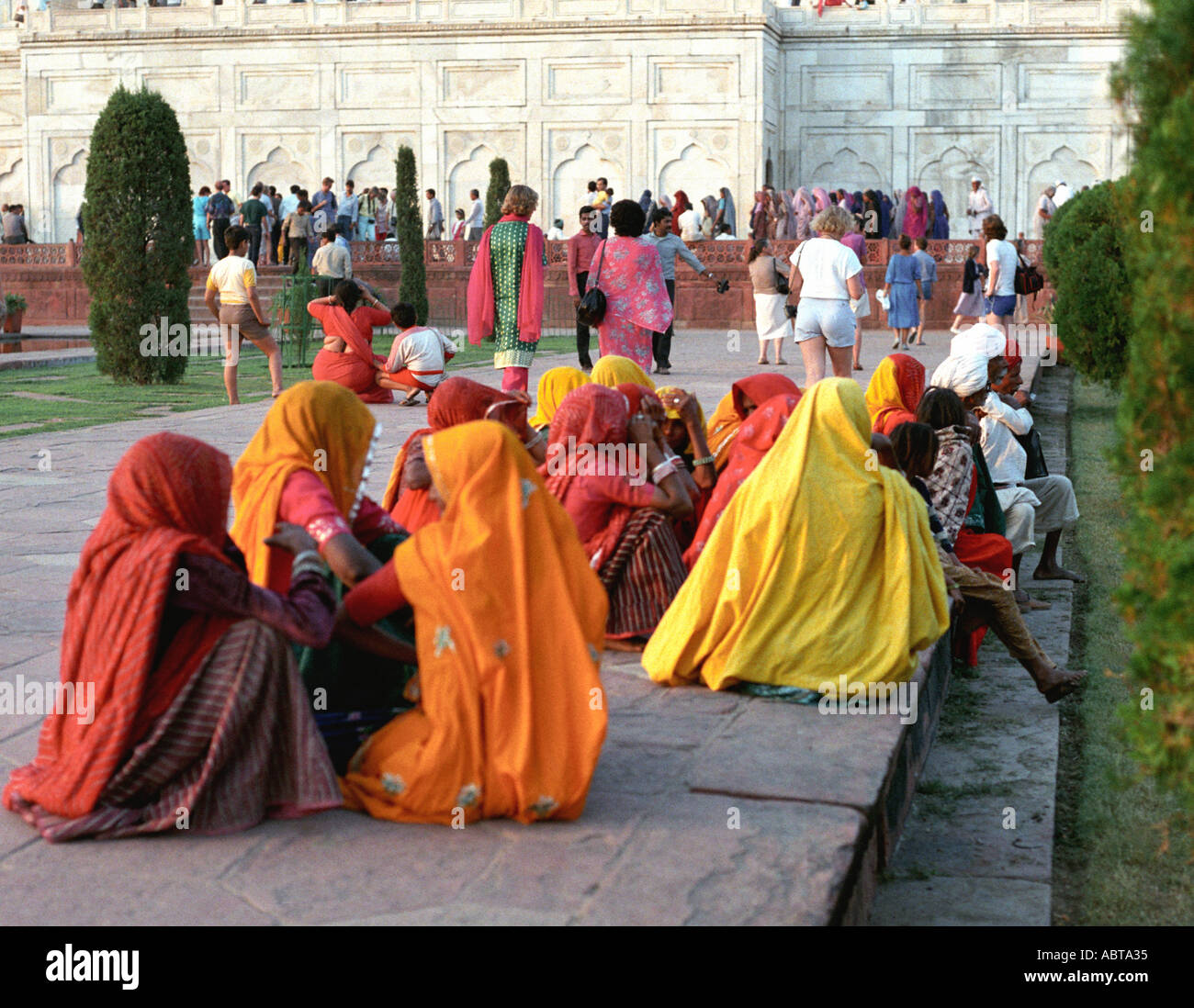 Women visiting the taj mahal hi-res stock photography and images - Alamy