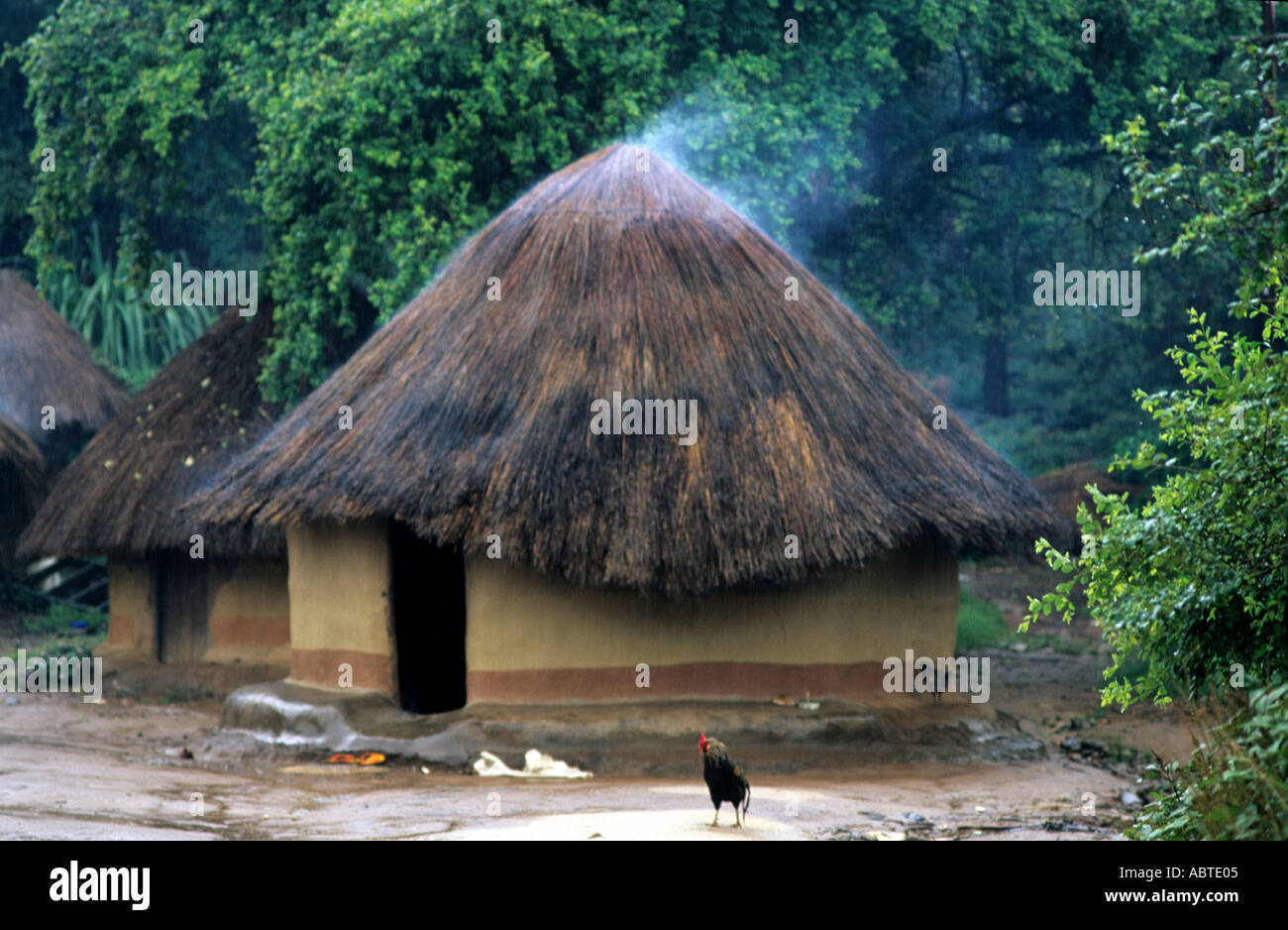 Zimbabwe traditional hut hi-res stock photography and images - Alamy