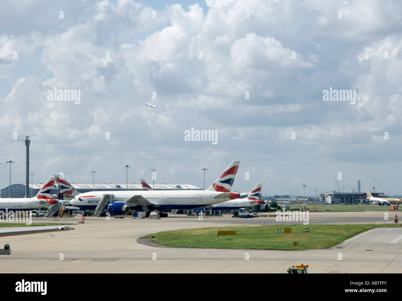 Plane heathrow hi-res stock photography and images - Alamy