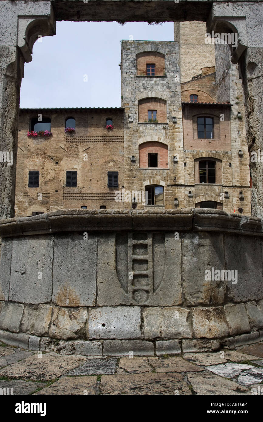 Cisterna Piazza San Gimignano Tuscany Stock Photo - Alamy