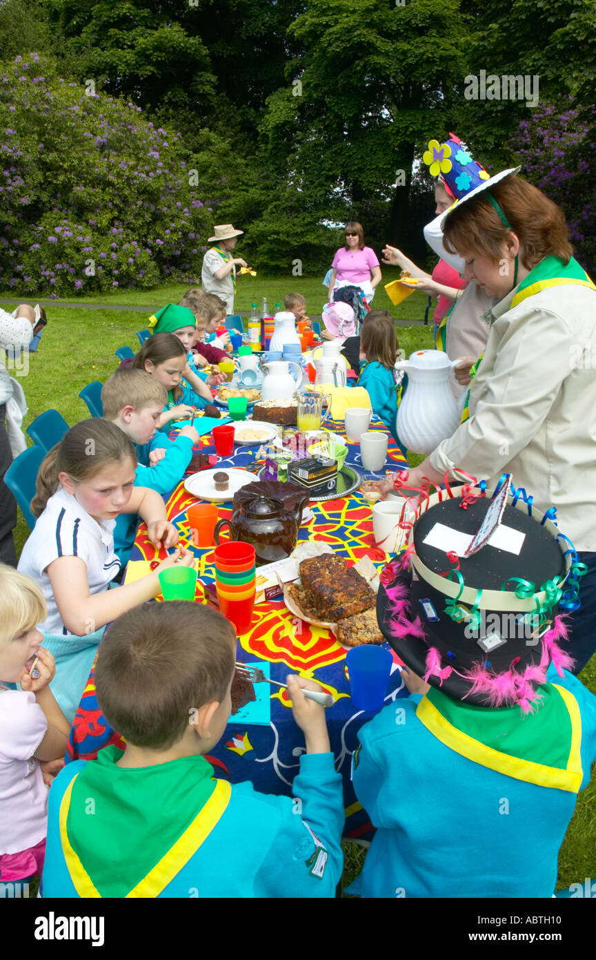 Mad hatters tea party hi-res stock photography and images - Alamy