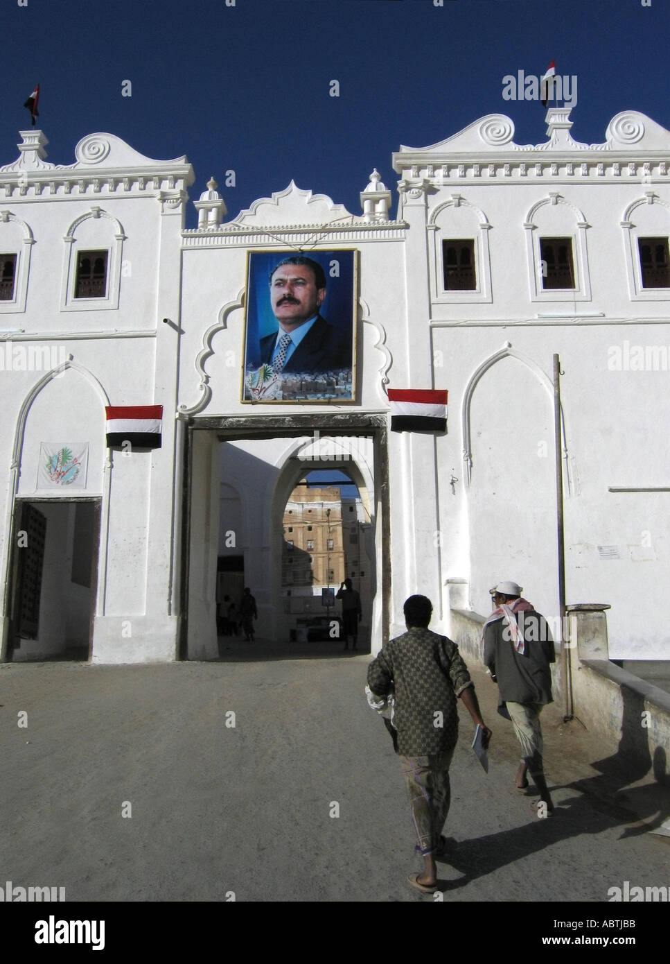 Main city gate of Shibam in Wadi Hadramaut in Yemen Stock Photo - Alamy