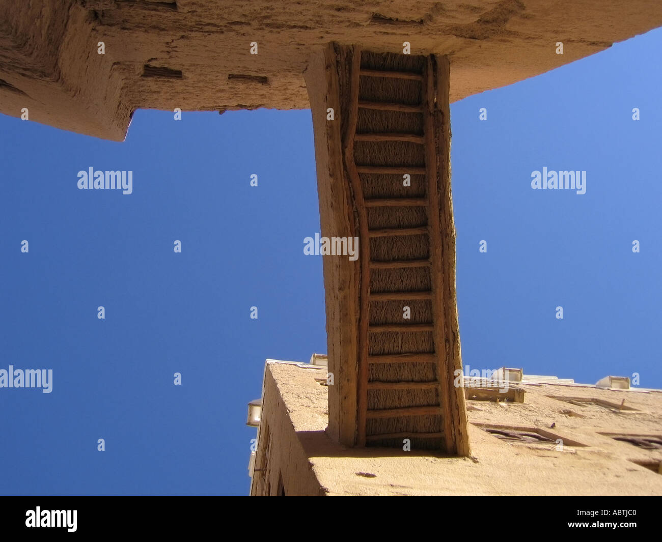 Skywalk in the city of Shibam in Wadi Hadramaut in Yemen Stock Photo ...