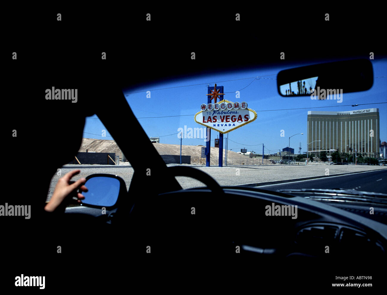 Entrance on to the Las Vegas Strip Famous welcome to Las Vegas sign ...