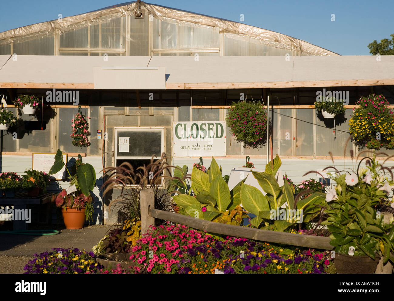Outside closed sign hi-res stock photography and images - Alamy