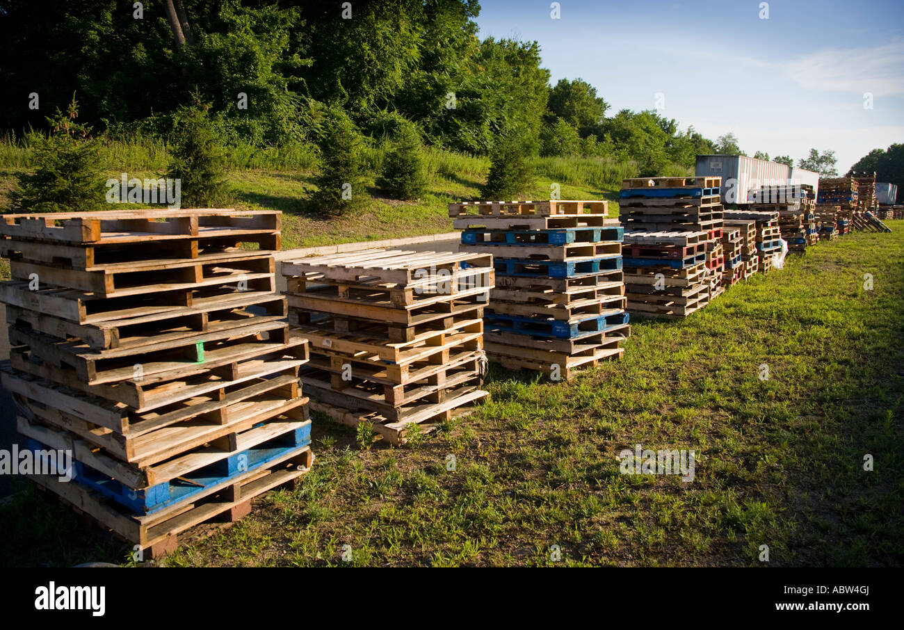 Pile of empty pallets Stock Photo - Alamy