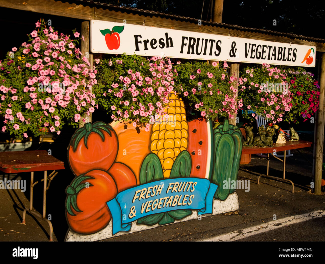Farmstand selling fruits and vegetables Stock Photo - Alamy
