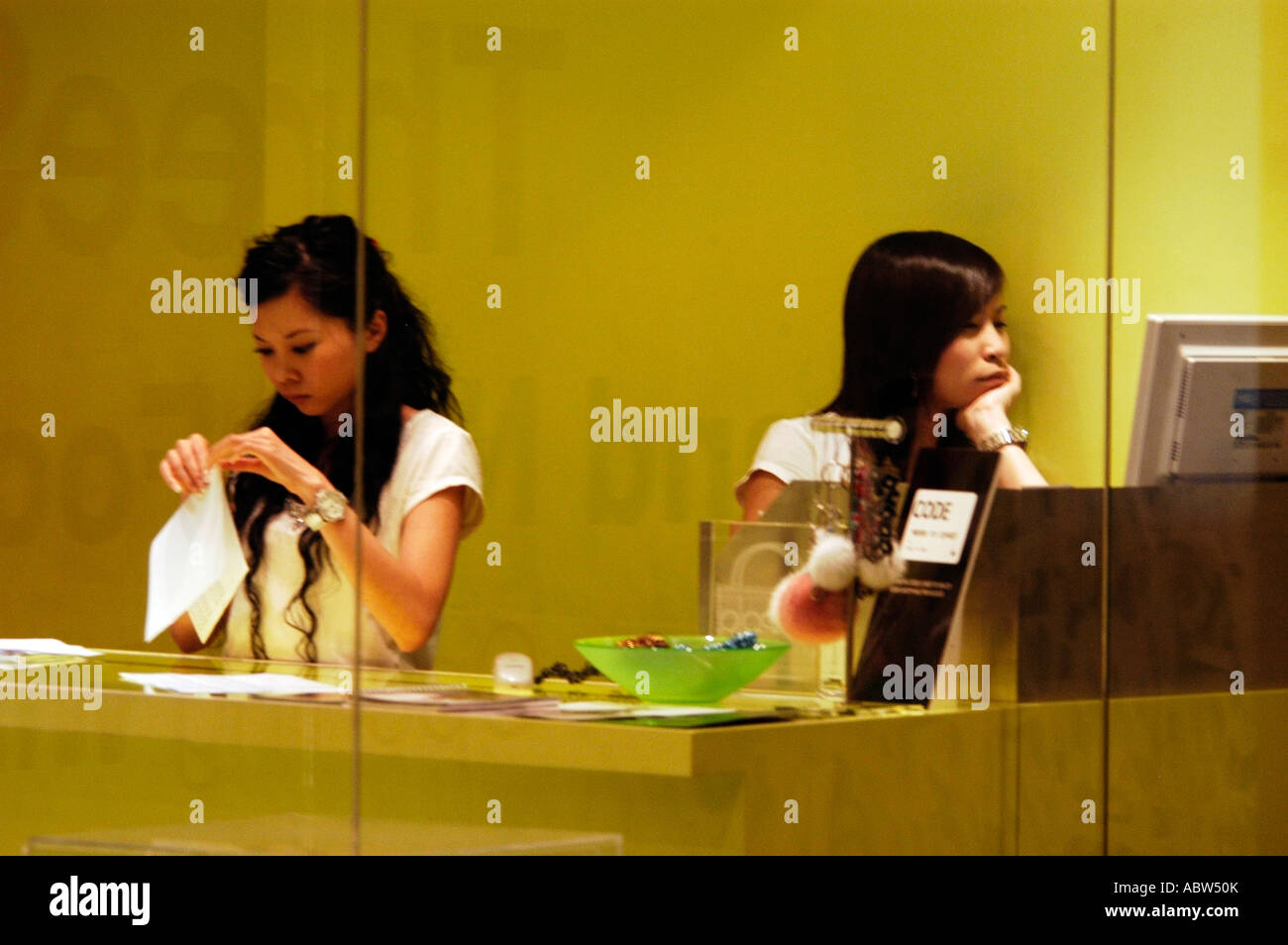 People at work, Chinese girls, hong Kong lifestyle Stock Photo - Alamy