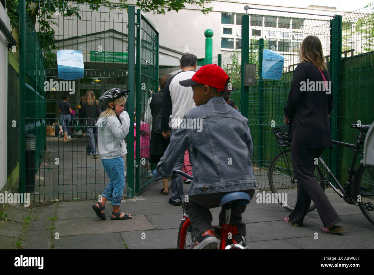 Primary school children uk arriving hi-res stock photography and images ...