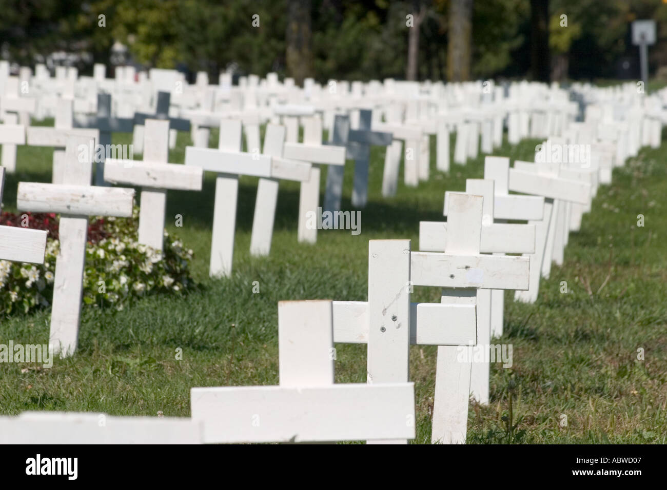 Crosses and other symbols mark 1000 American soldiers killed in the ...