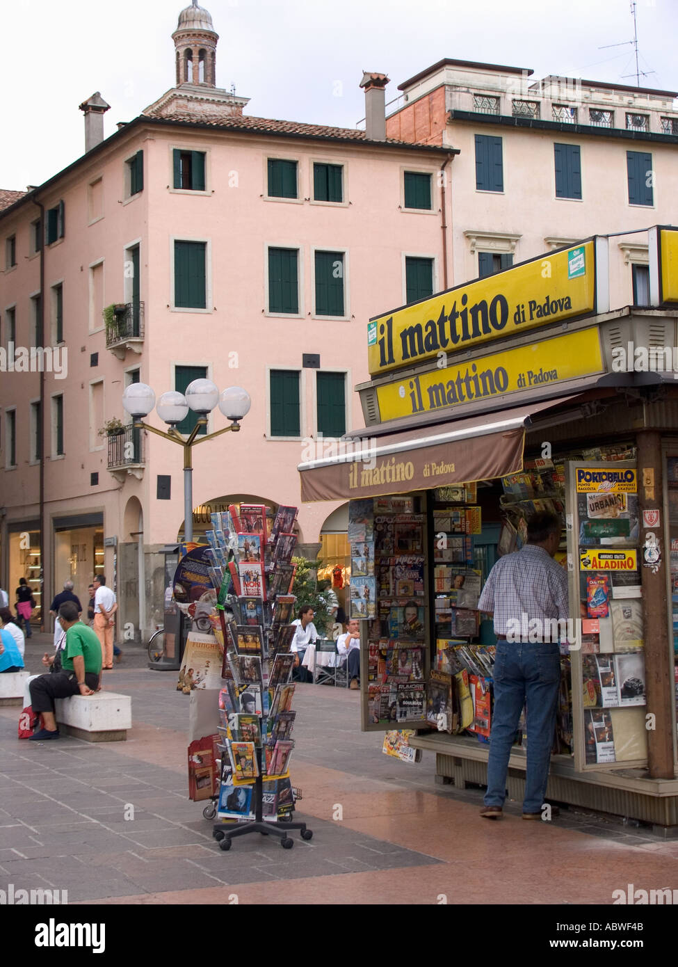 Newspaper at kiosk italy hi-res stock photography and images - Alamy