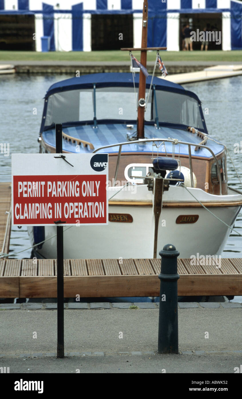 Misleading sign hi-res stock photography and images - Alamy