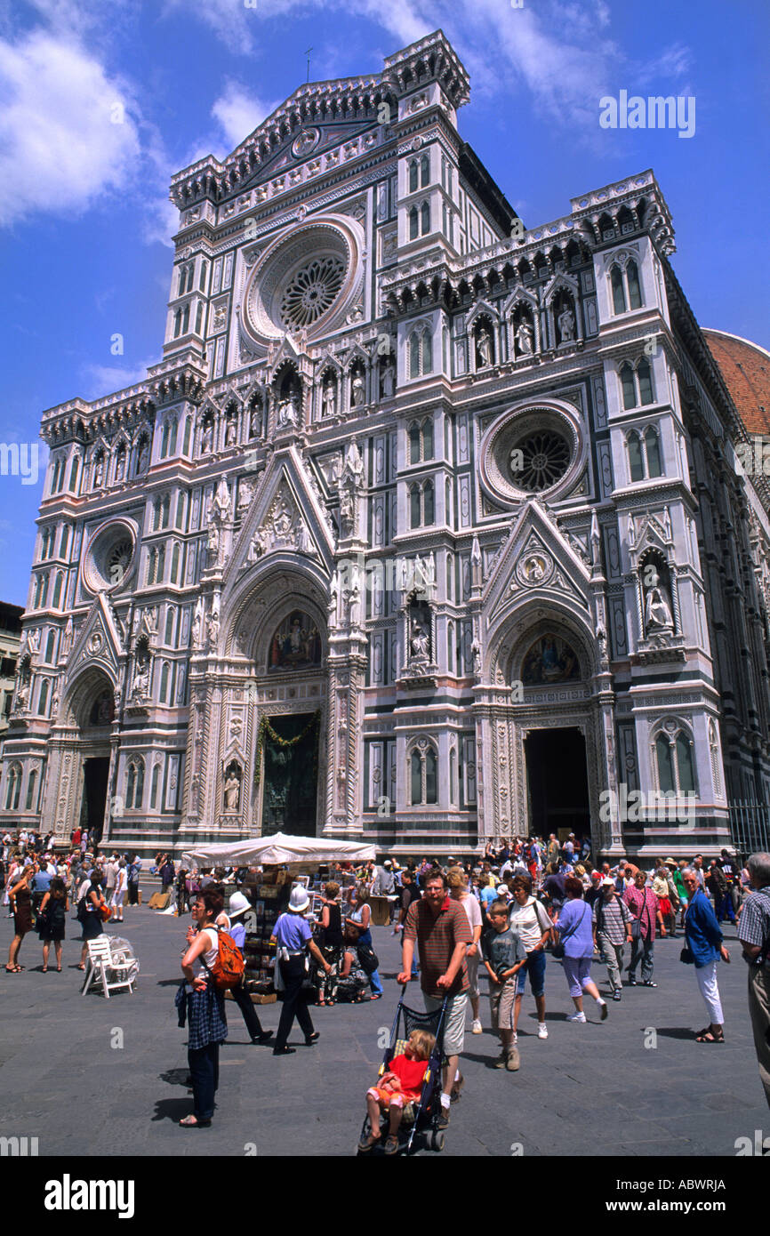 Beautiful front of the famous Duomo church with crowds in romantic ...