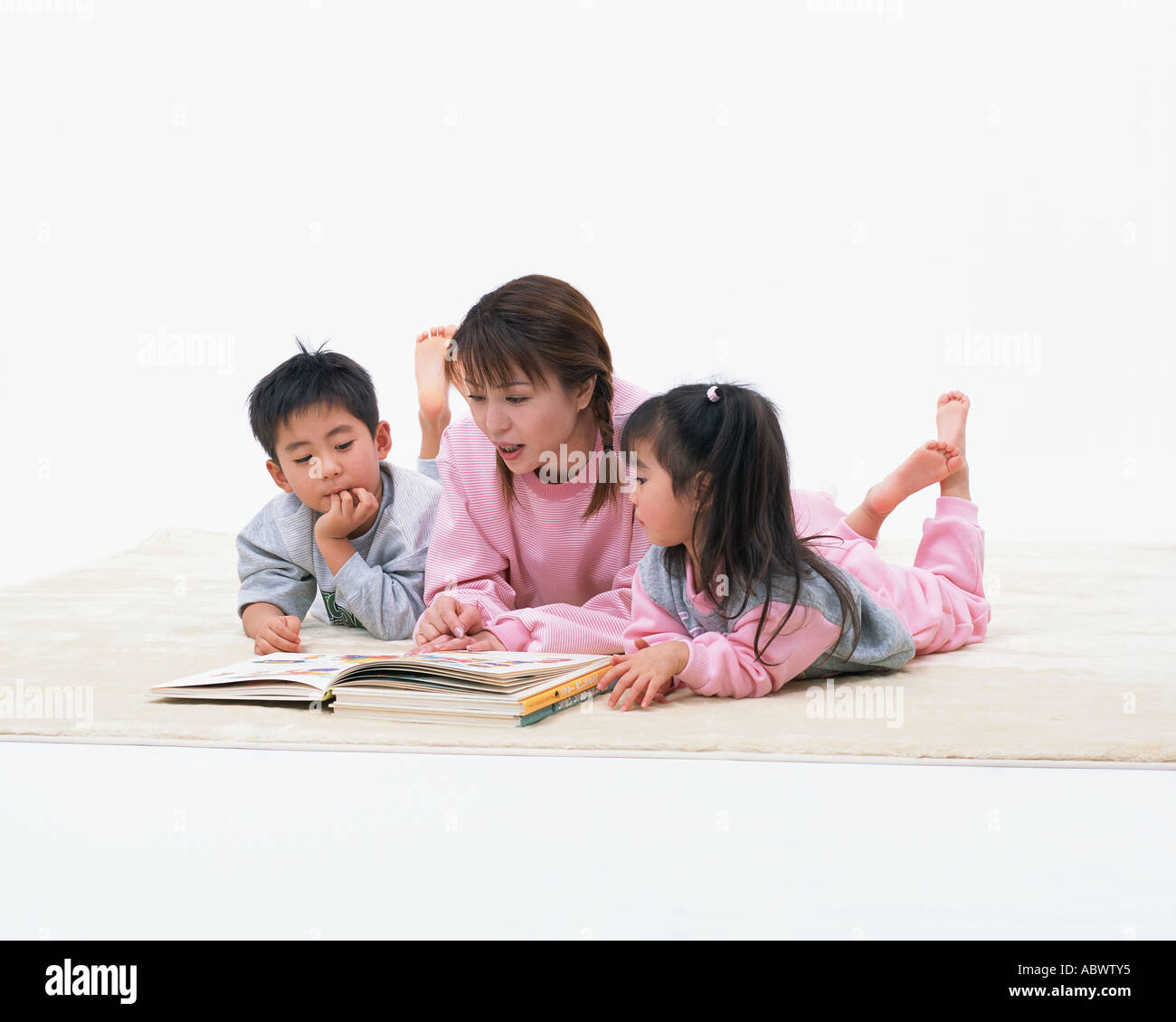 Mother and daughter reading book Cut Out Stock Images & Pictures - Alamy
