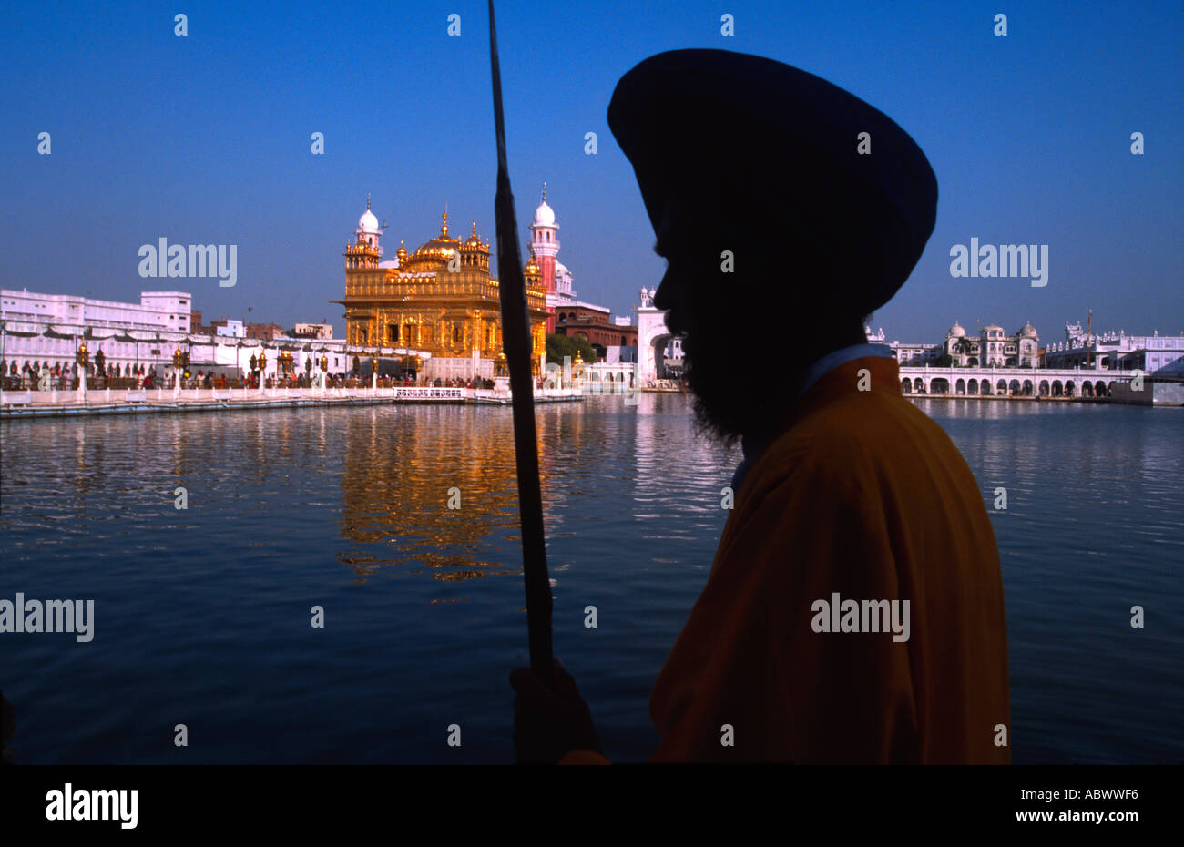 a sikh man in profile golden temple india Stock Photo - Alamy