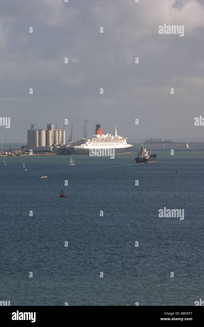 Queen Elizabeth 2 cruise Cunard cruise ship at the Cunard dock at ...