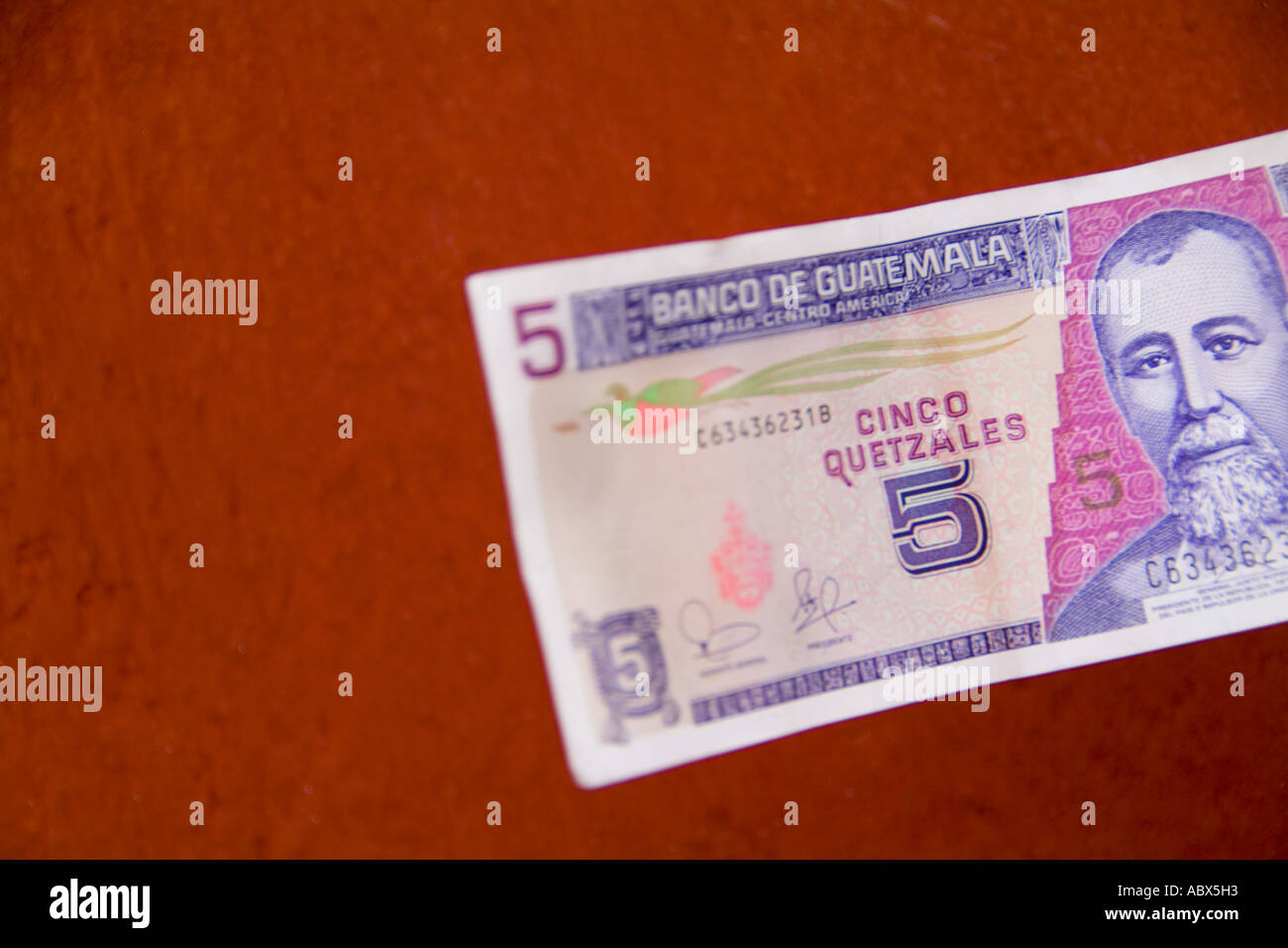 Five Quetzales money in Guatemala against wall Stock Photo - Alamy