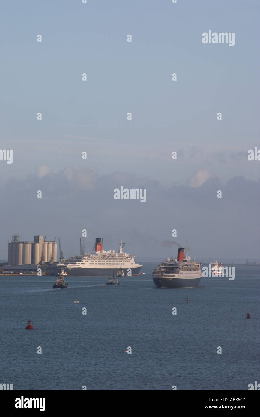 Queen Elizabeth 2 cruise Cunard cruise ship at the Cunard dock at ...