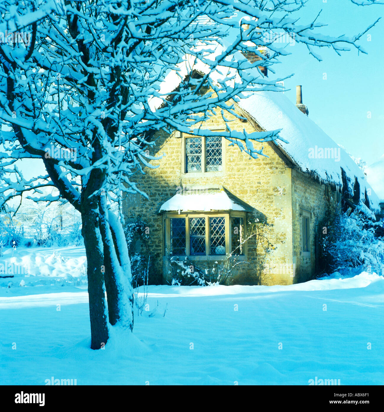 English country cottage in snow hi-res stock photography and images - Alamy