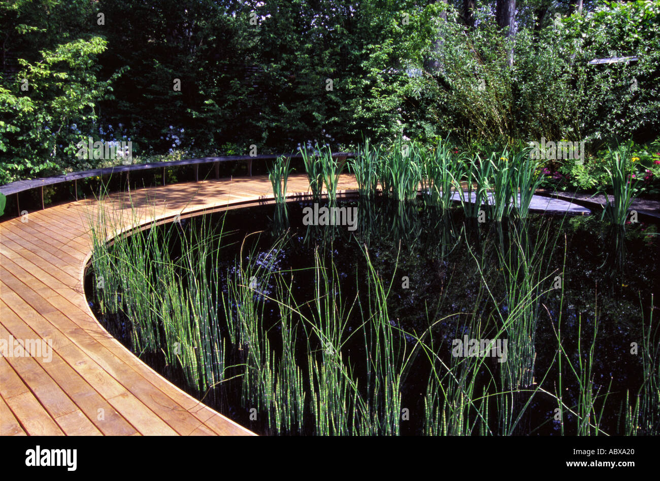 Water reflecting modern garden hi-res stock photography and images - Alamy